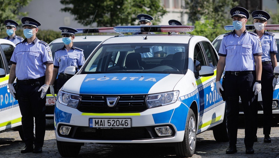 Poliţist argeșean, lovit de o mașină în timp ce îi făcea semn şoferului ...