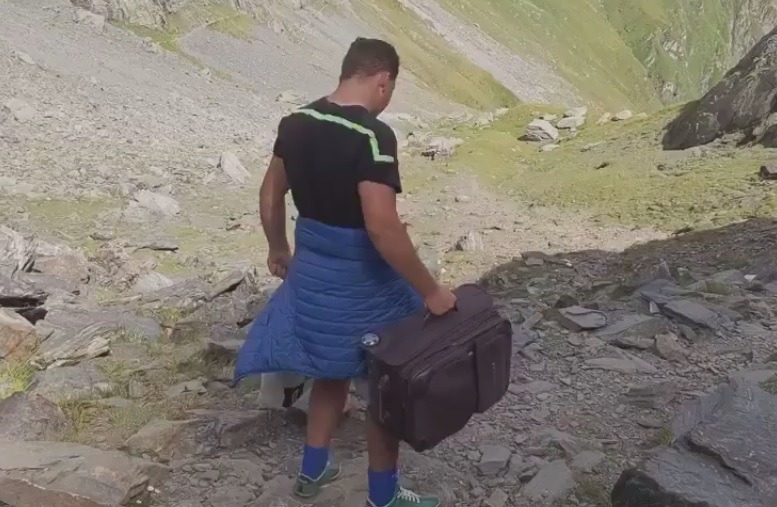 VIDEO Turiști care urcă spre Vârful Moldoveanu cu trolerul și cu boxa ...