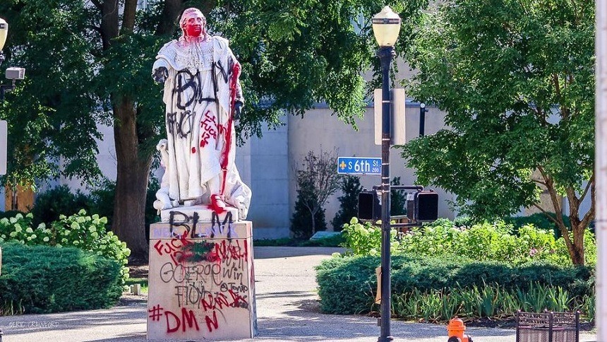 O statuie cu Ludovic al XVI-lea, unul dintre regii Franței, a fost ...