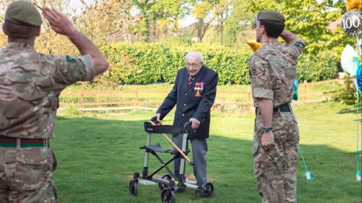 Veteranul britanic Tom Moore, care a strâns milioane de lire sterline ...