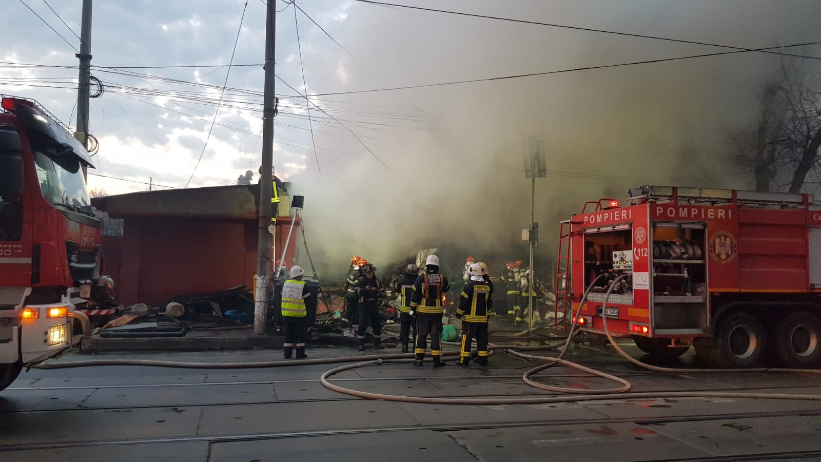 Patru case ard în București în urma unui incendiu din Prelungirea ...