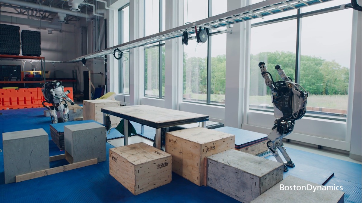 VIDEO Robotul Atlas face Parkour: Poate alerga şi sări peste obstacole ...