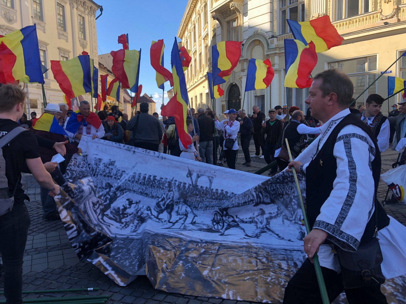 VIDEO Veta Biriș și Gheorghe Funar participă la un protest în Sibiu, la ...