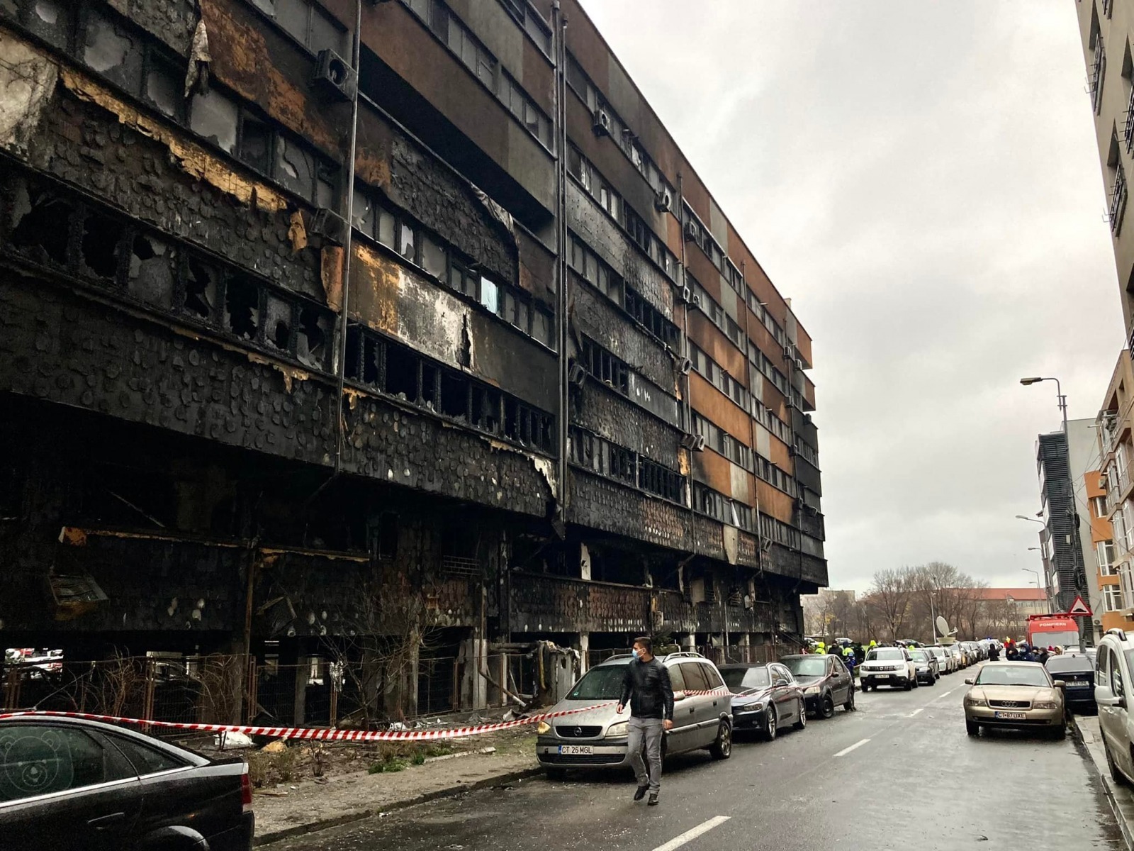 GALERIE FOTO Imagini dramatice cu blocul care a luat foc în Constanța ...