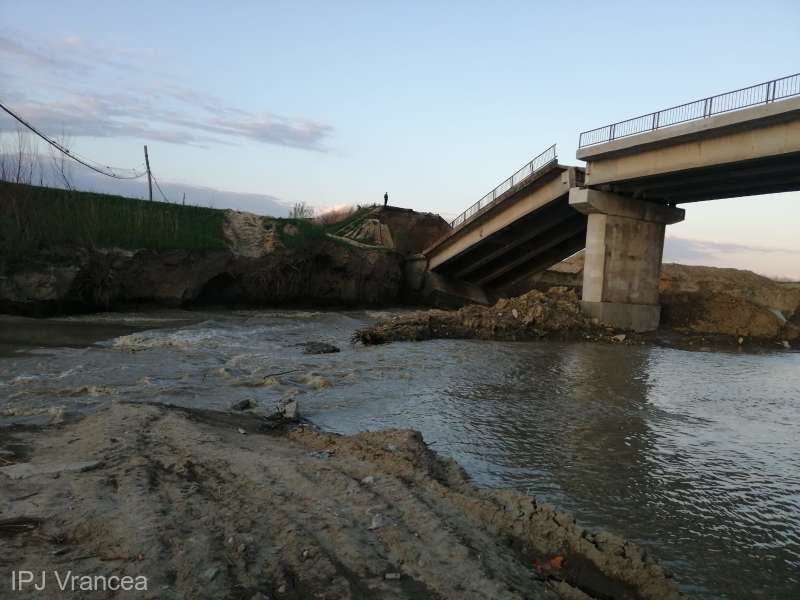 Un capăt al podului peste râul Putna de la Vadu Roşca s-a prăbuşit, a ...