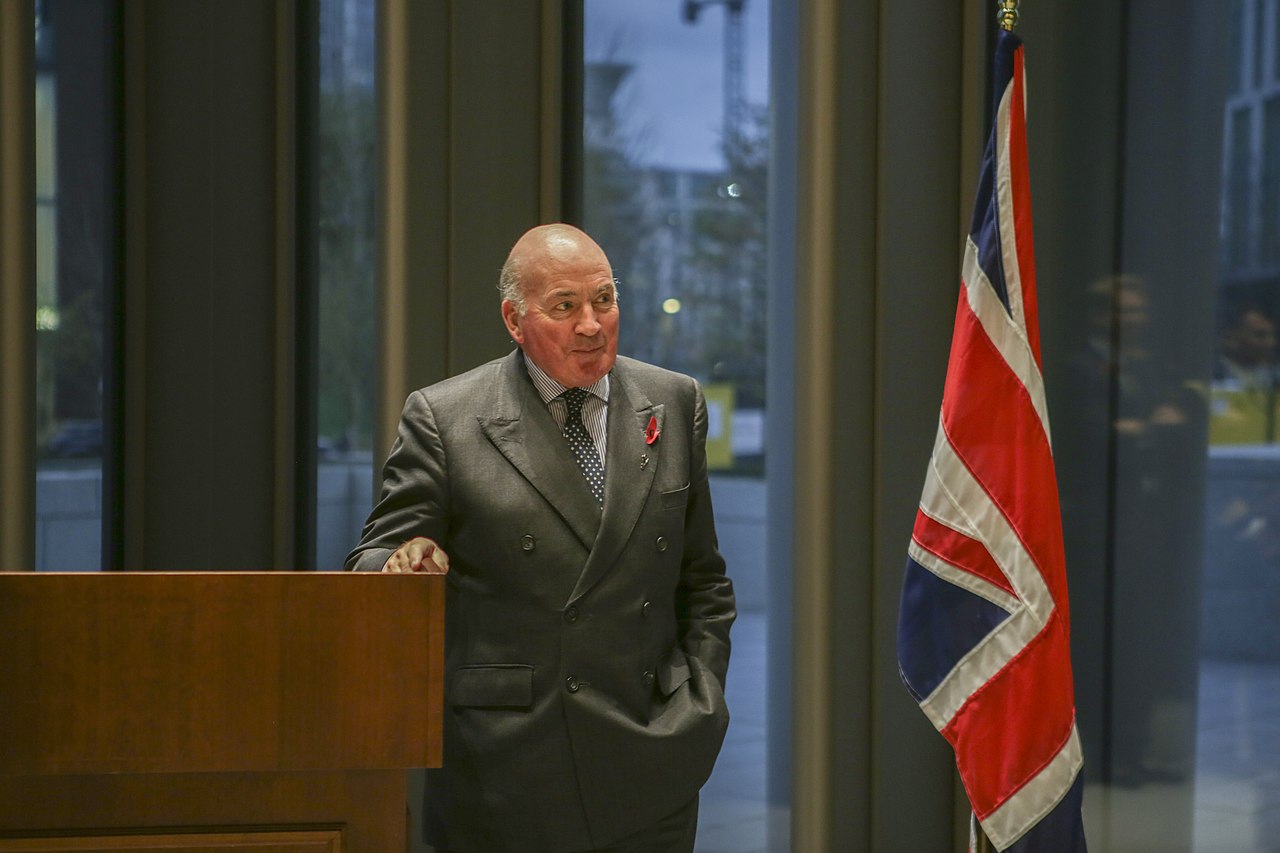 Fostul șef al Statului Major britanic: Trebuie să luăm cu "un praf de ...