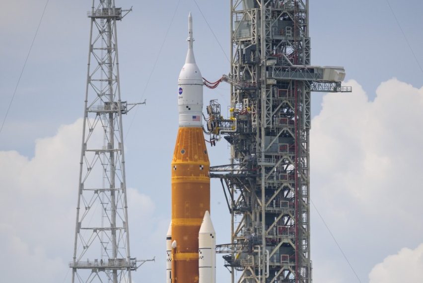 Lansarea mega-rachetei SLS, pe care NASA o va trimite spre Lună ...
