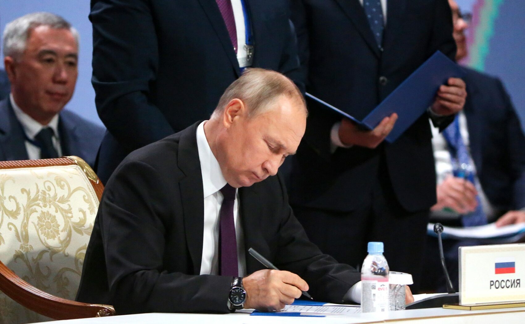 Putin a revenit la birou, după atacul cu drone asupra Kremlinului ...
