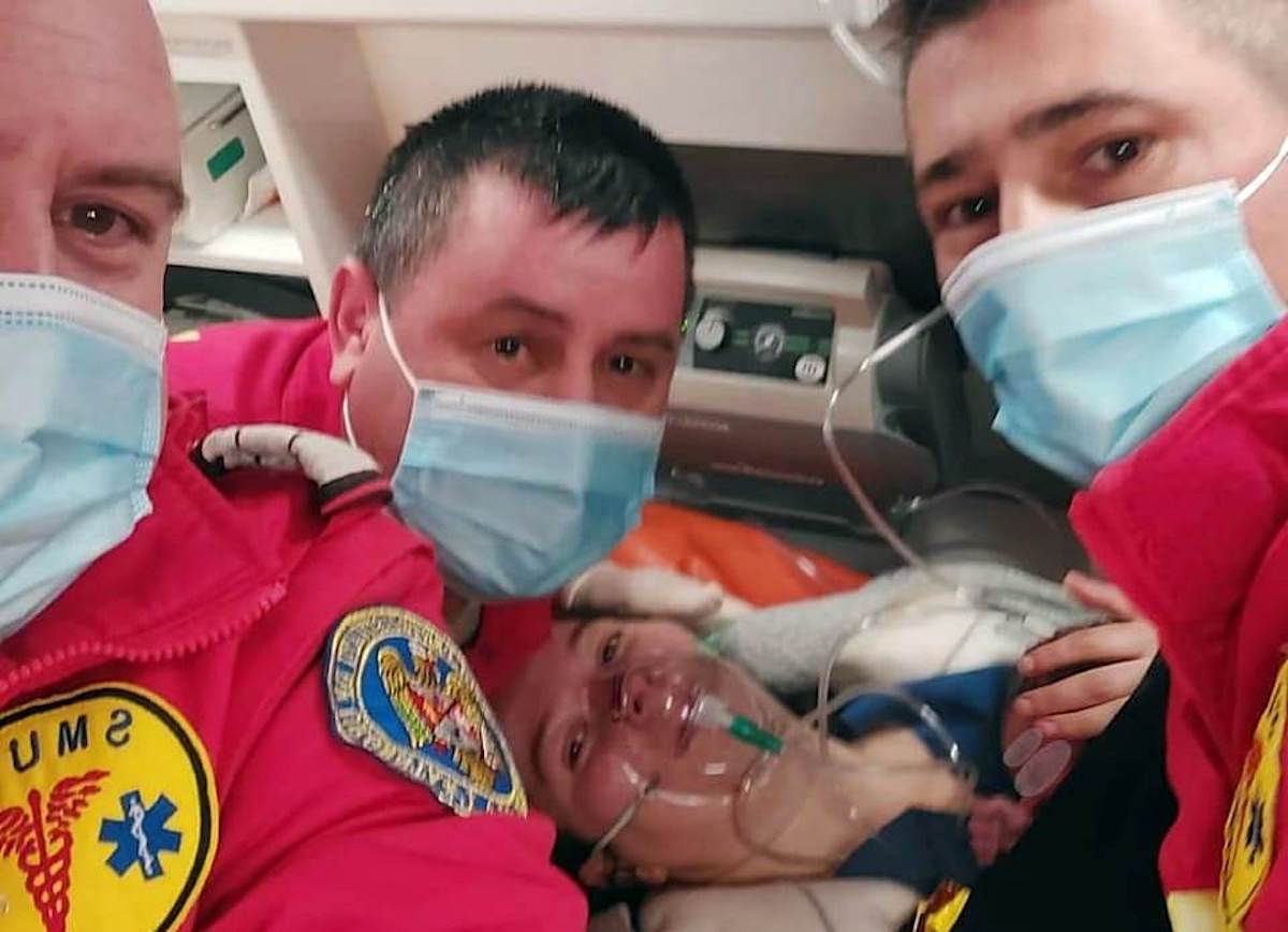 O femeie din Suceava a născut în ambulanța SMURD / Membru al ...