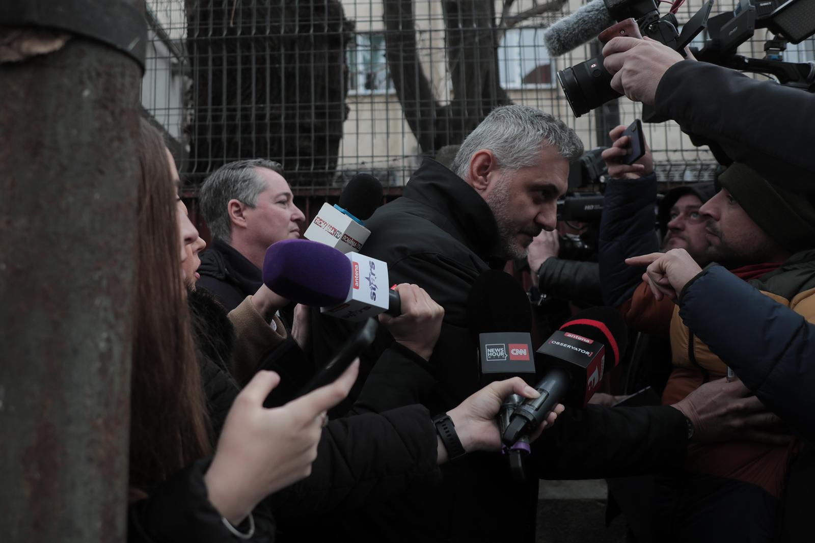 Consulul general al Ambasadei SUA i-a vizitat pe frații Tate în arest