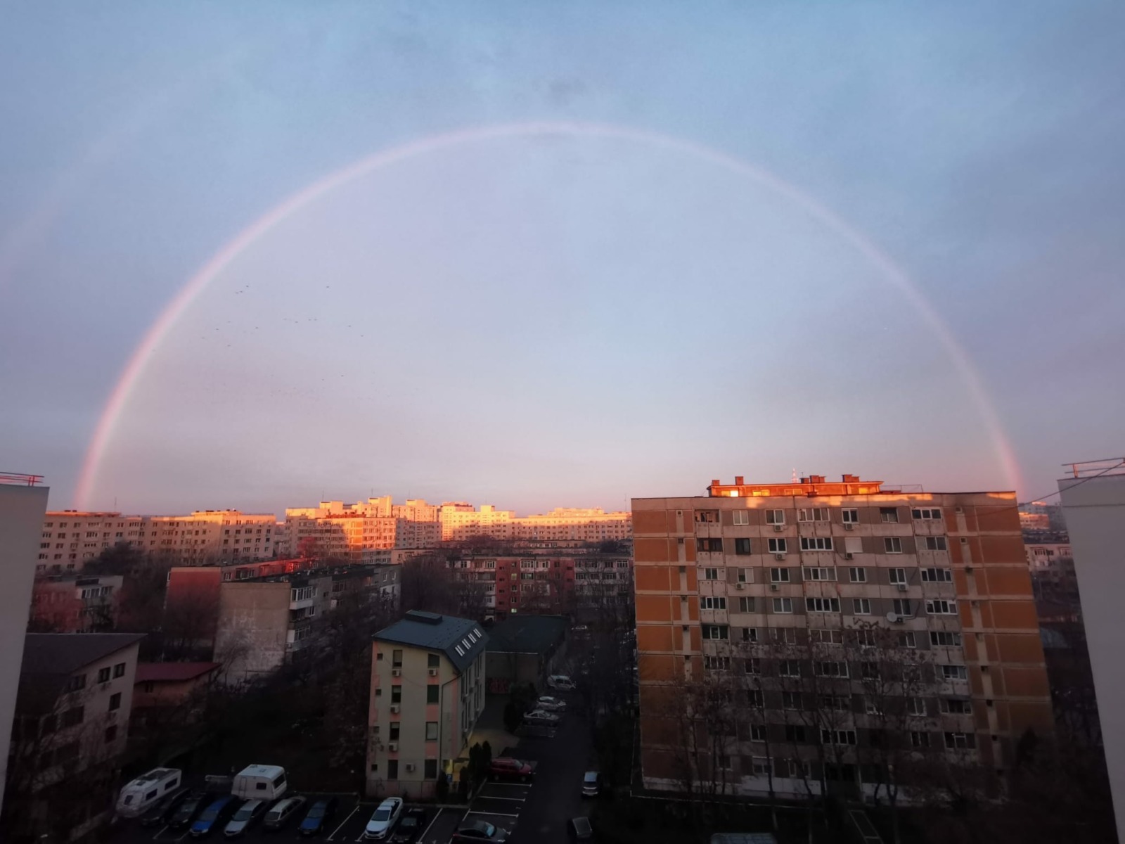 FOTO Dimineață ploioasă cu un curcubeu uriaș apărut peste Capitală ...