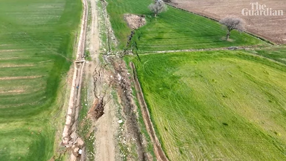 VIDEO Cutremurul din Turcia a lăsat o falie vizibilă de la înălțime ...