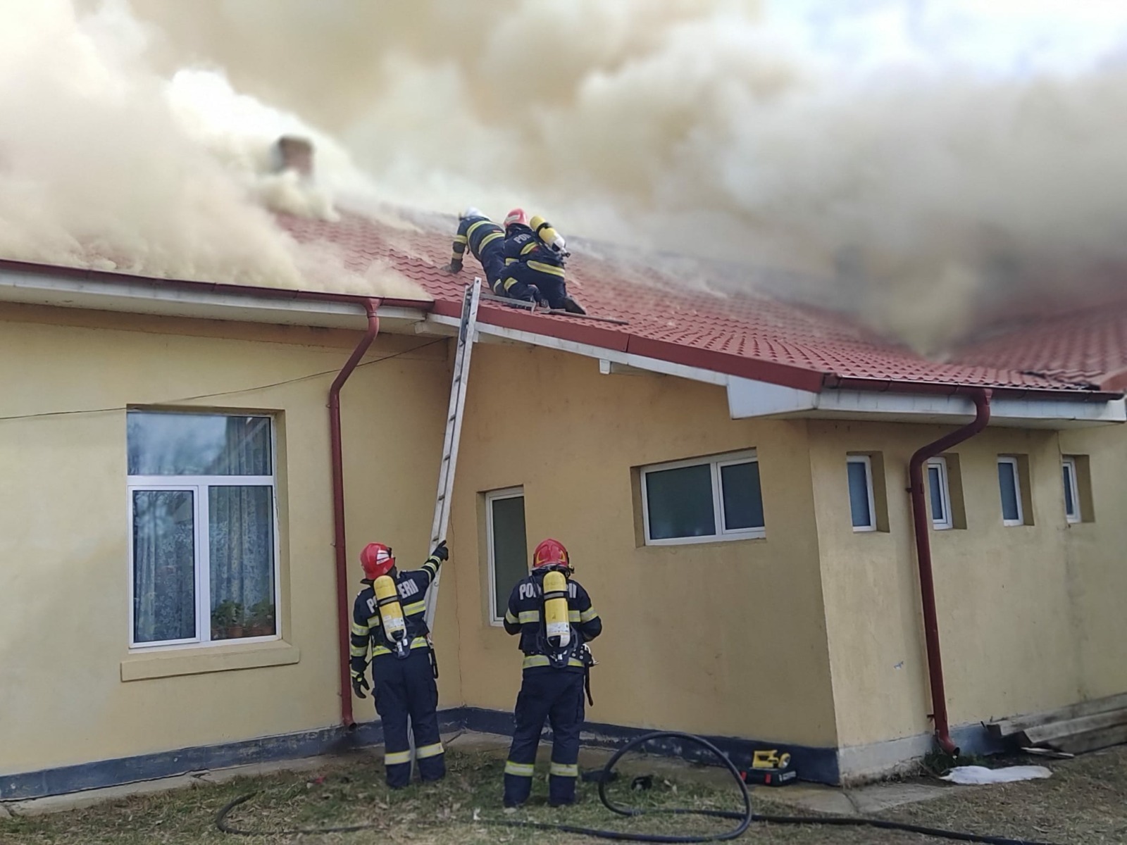VIDEO Incendiu la o școală dintr-o comună din Olt / 34 de copii ...