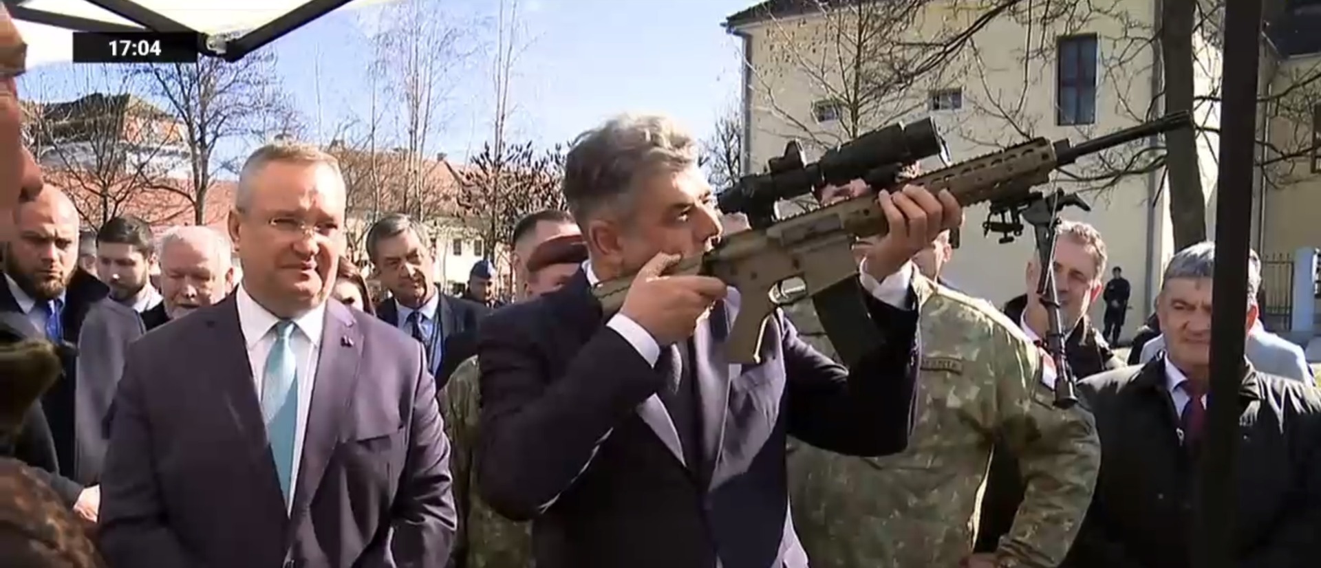 VIDEO Nicolae Ciucă și Marcel Ciolacu, cu armele în mâini, la expoziția ...