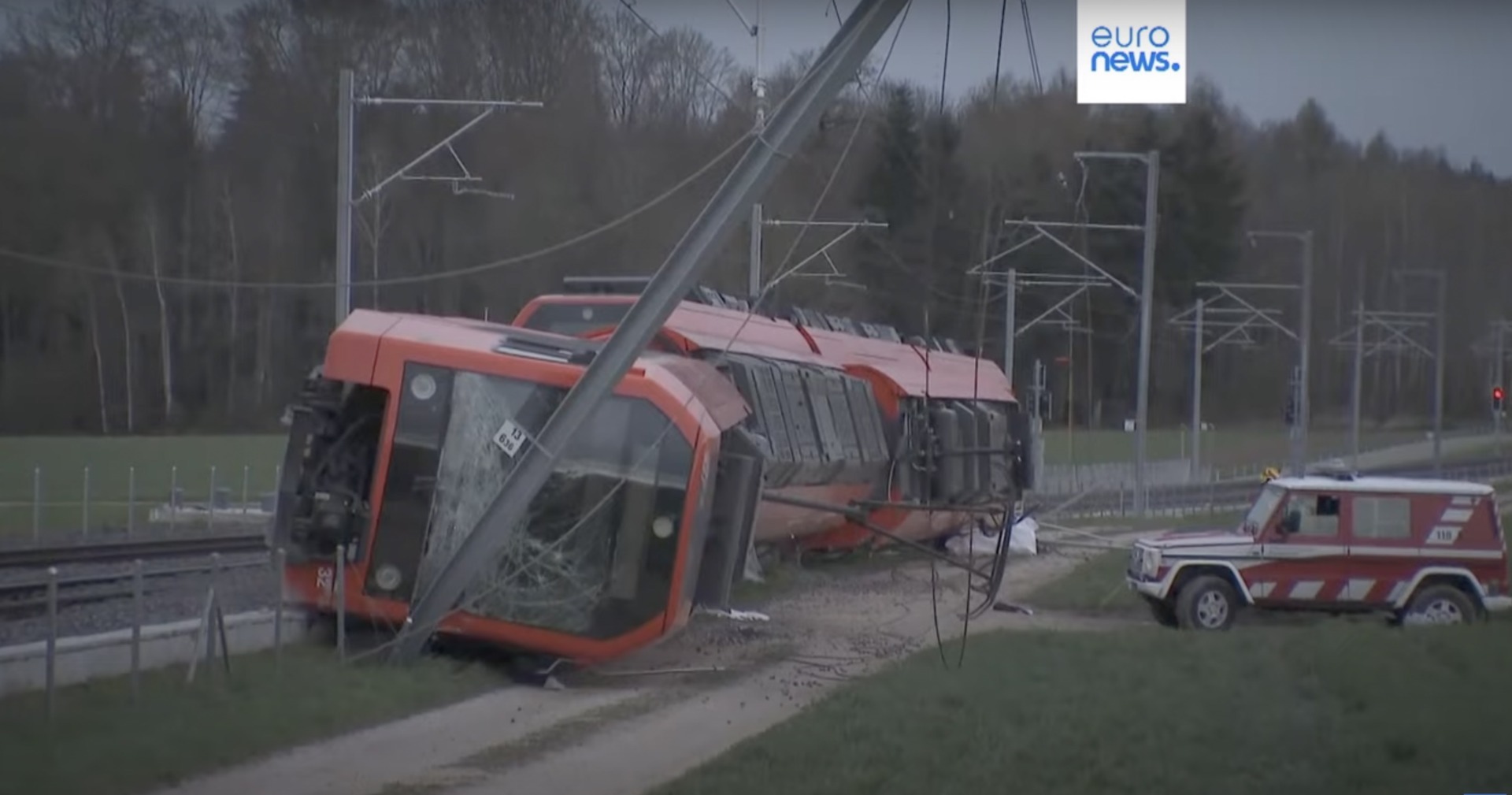 VIDEO Elveția: 15 persoane rănite, după ce două trenuri regionale au ...
