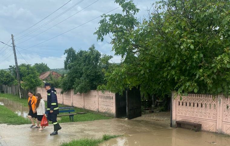 Zeci de persoane au fost evacuate, în urma inundațiilor puternice într ...