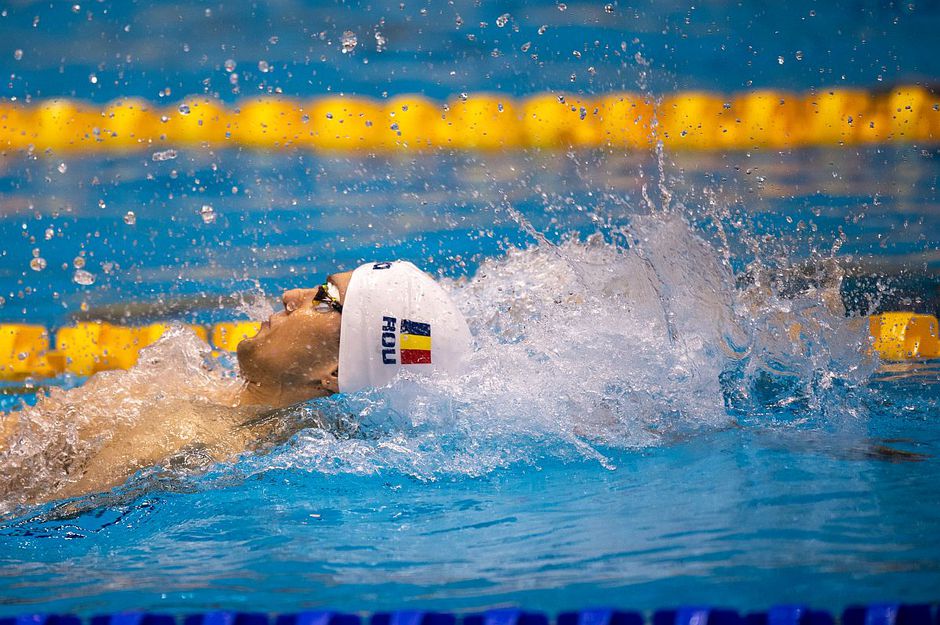 Andrei Anghel, calificat în semifinalele probei de 50 m spate, la ...