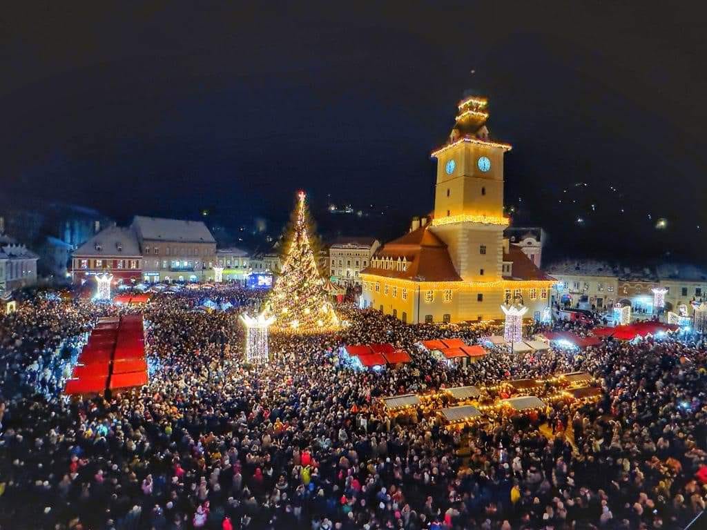 Brașovul are cel mai înalt brad de Crăciun din România / Înalt de 29 de ...