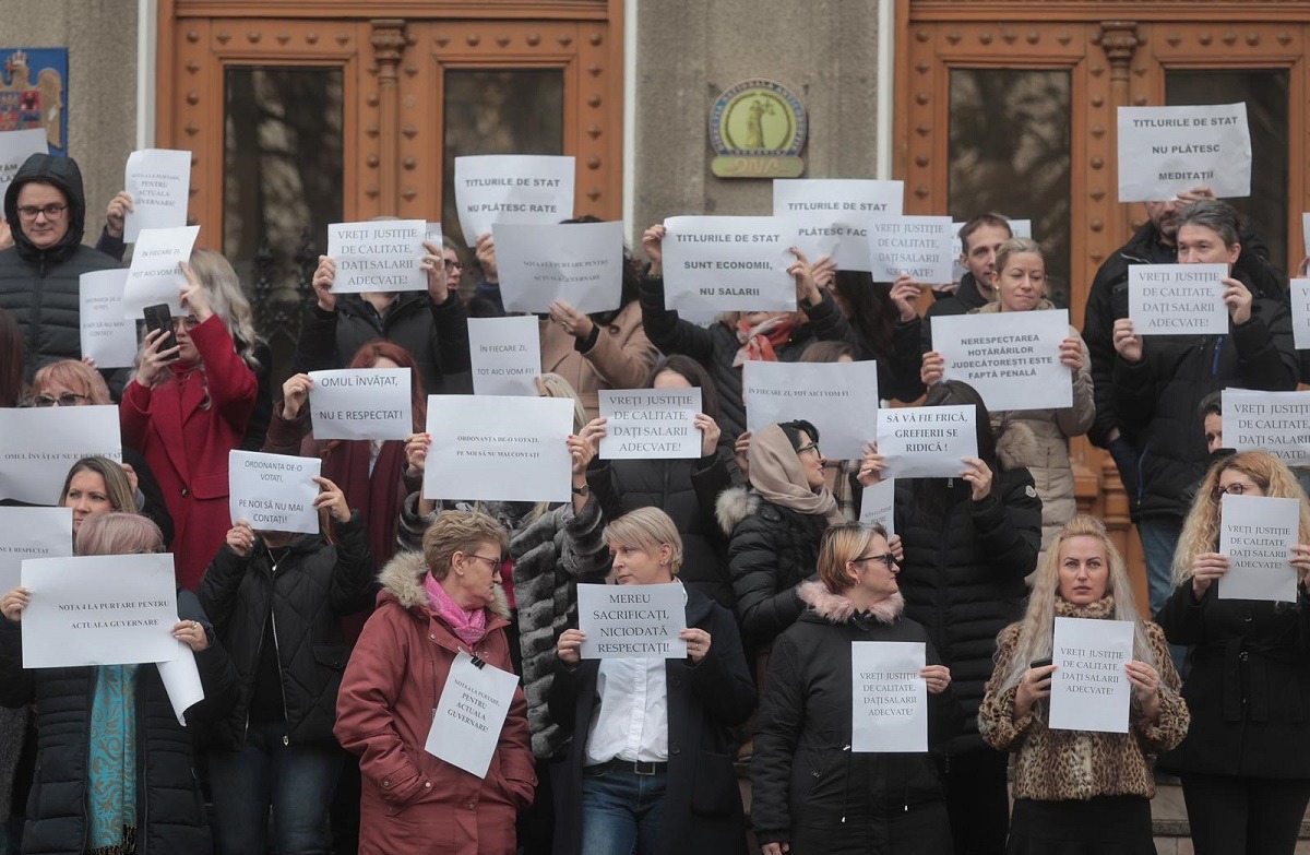 FOTO Grefierii protestează în fața DNA: „Vreți justiție de calitate ...