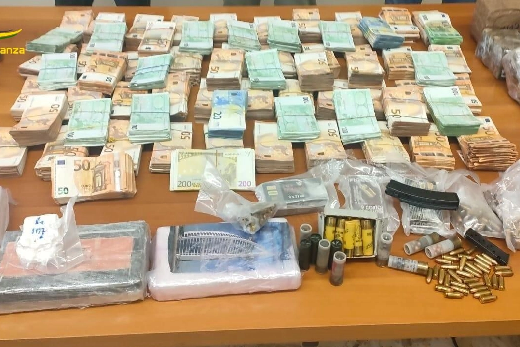 Bandă de români și albanezi destructurată în Florența: s-au găsit peste ...