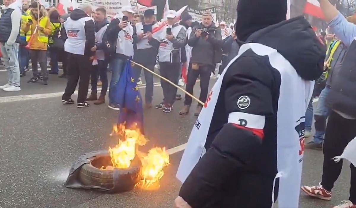 VIDEO Ciocniri cu poliția la protestul fermierilor polonezi de la ...