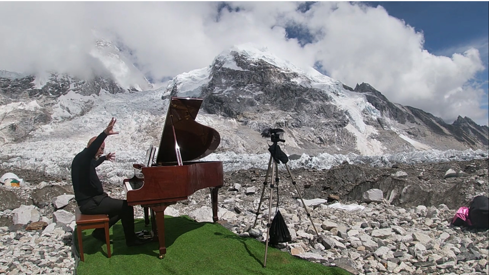 Pianistul orădean Thurzó Zoltán, un nou record mondial, în India: a ...