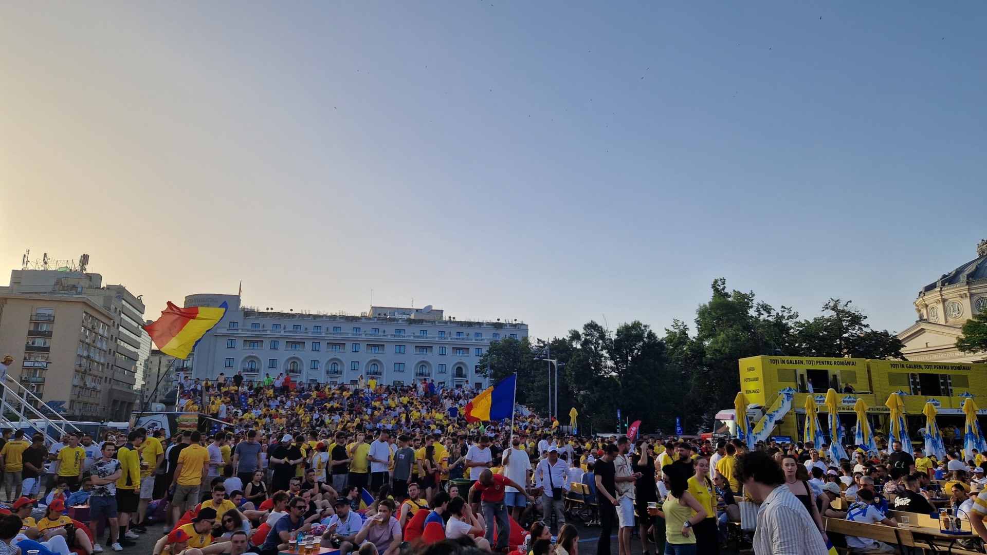 VIDEO Mii de suporteri ai tricolorilor s-au strâns în centrul ...