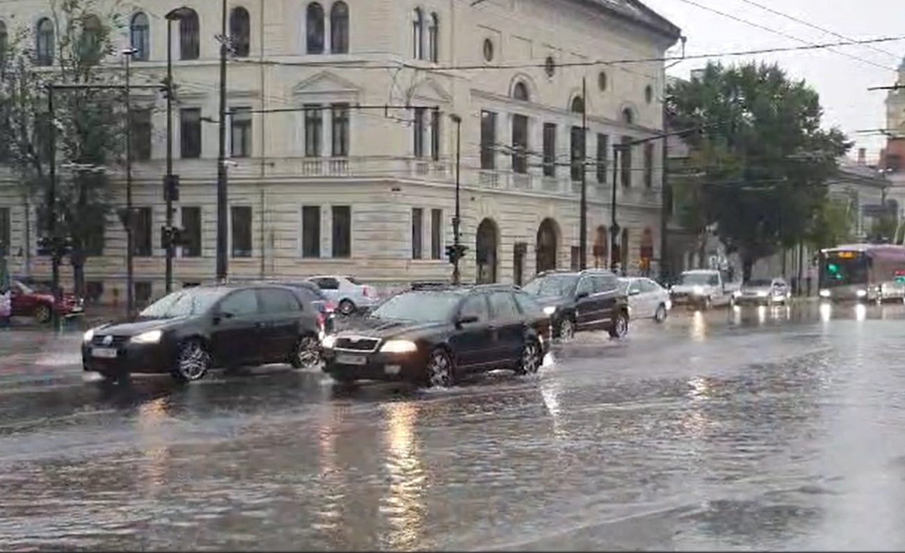 VIDEO Străzi inundate în centrul Clujului după o furtună puternică