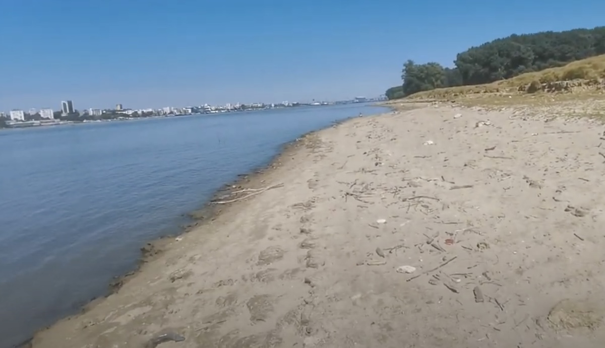 Plajă privată, deschisă în Tulcea după scăderea nivelului Dunării ...