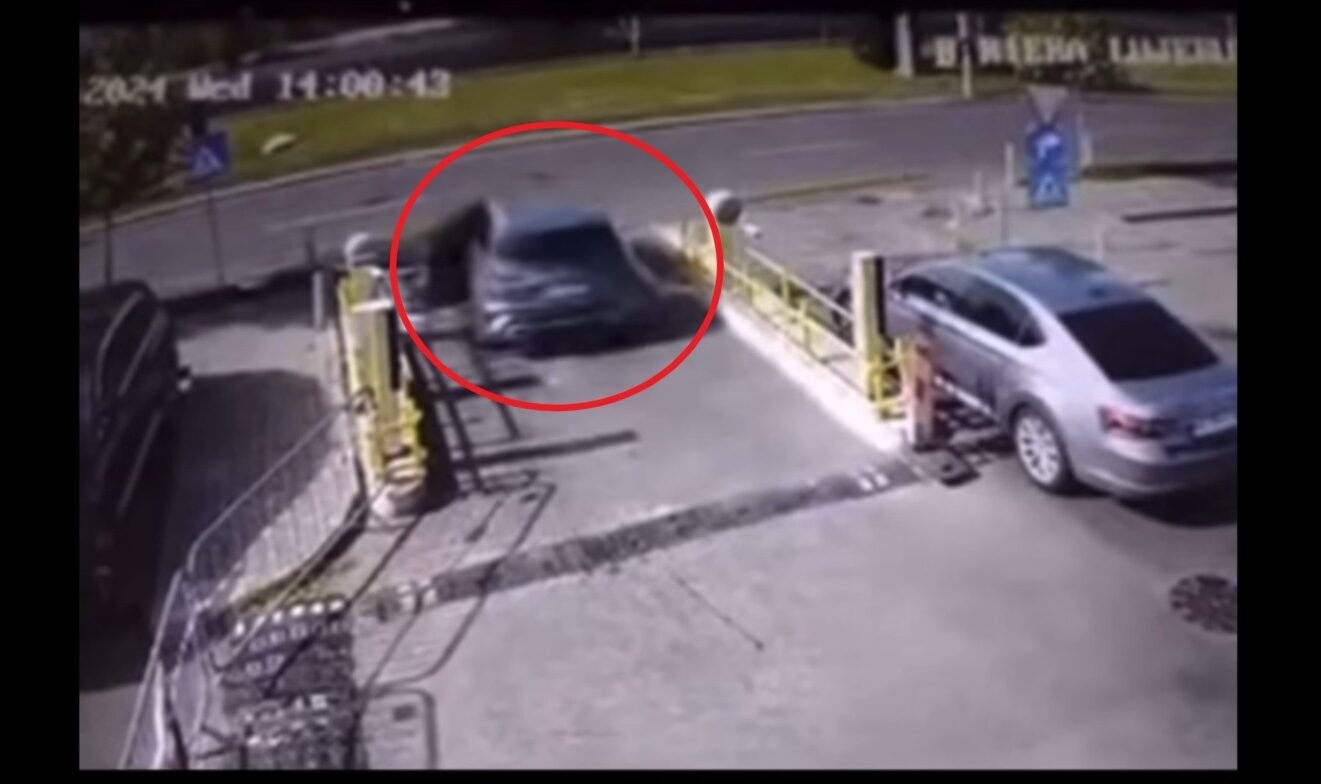 VIDEO Momentul în care o mașină cade și se răstoarnă în Pasajul ...