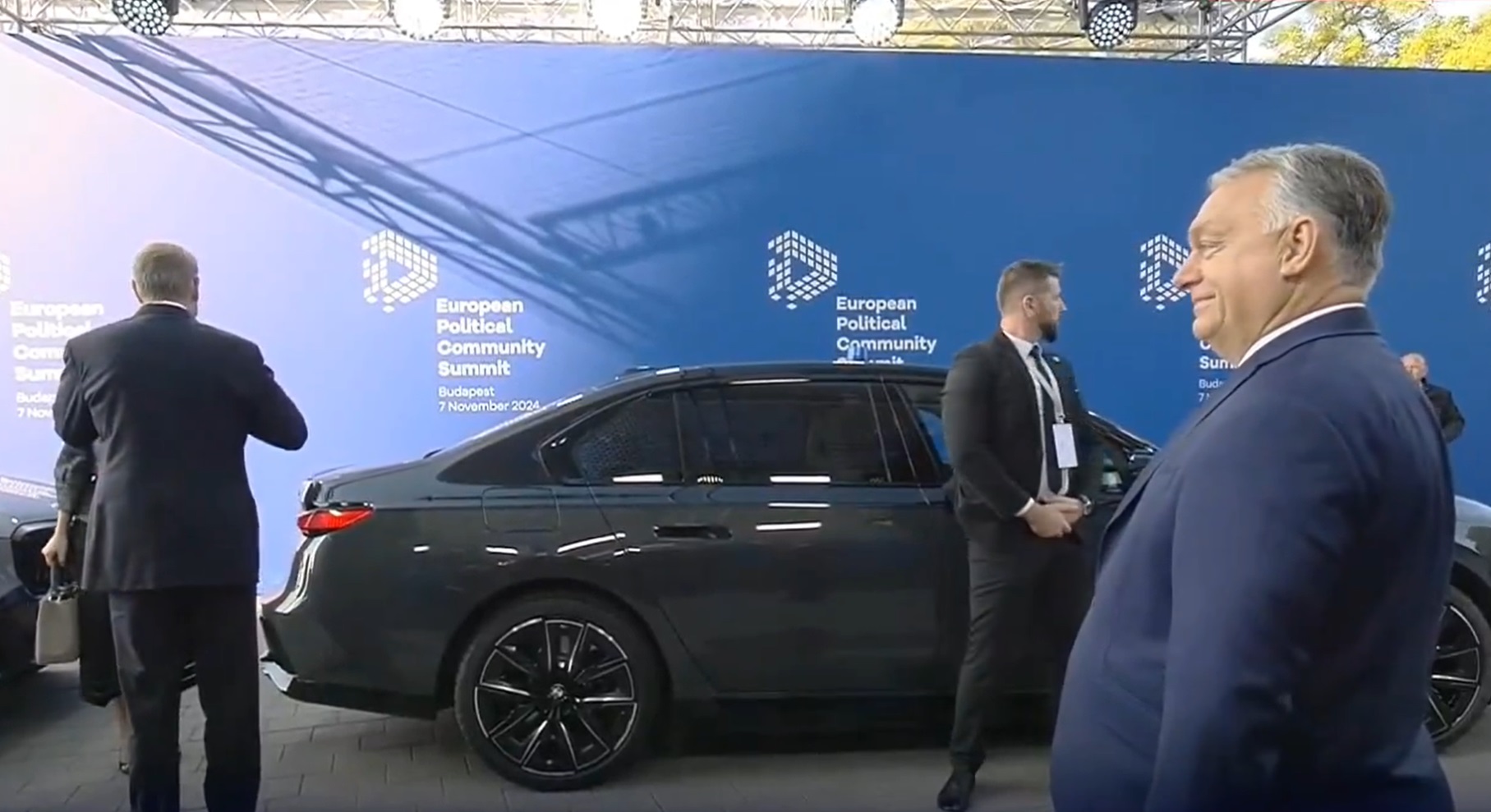 VIDEO Klaus Iohannis, preocupat să-și aranjeze ținuta, stă cu spatele ...