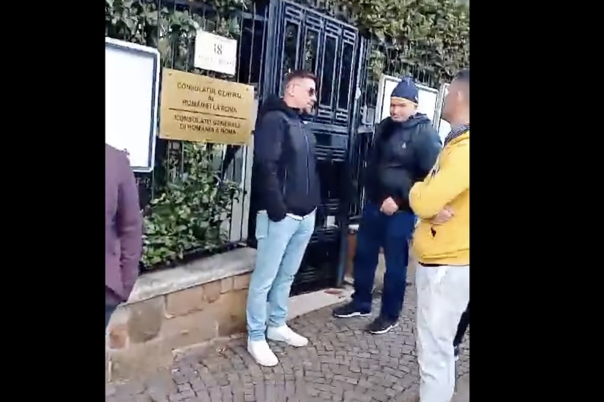 VIDEO Câteva zeci de români s-au strâns la ambasadele din Europa / Cei ...