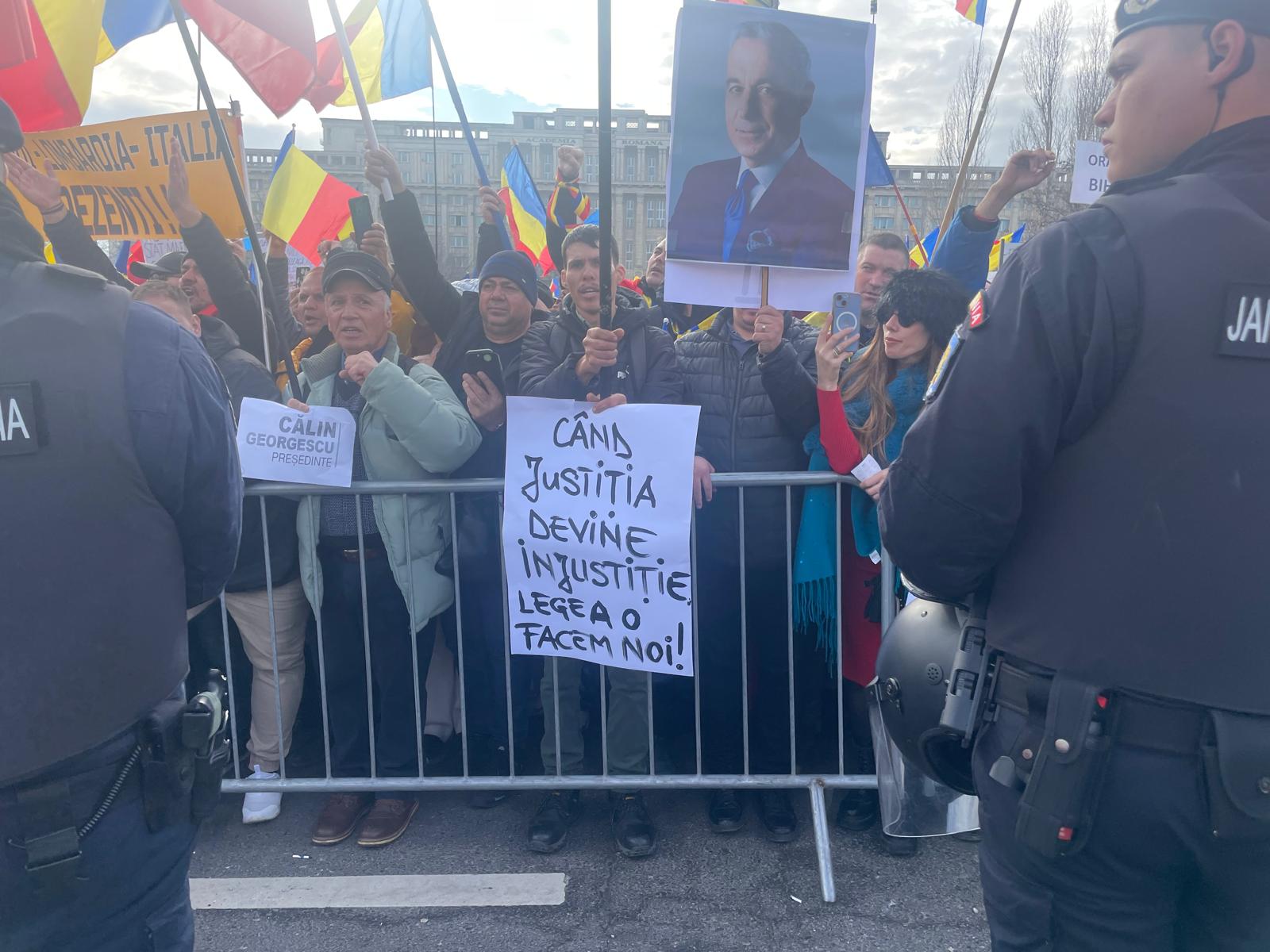 VIDEO Mii de oameni au participat la un miting pro-Călin Georgescu și ...