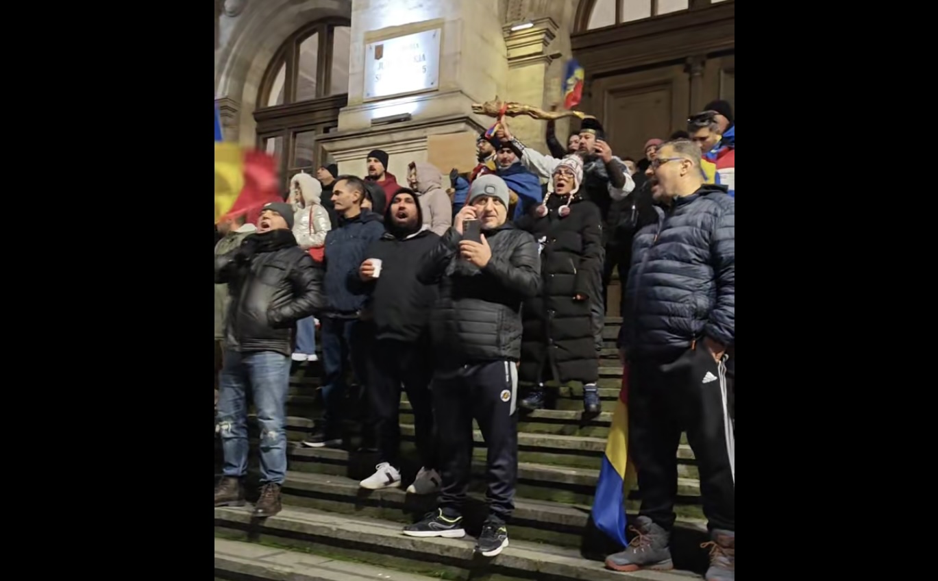 Protest la Curtea de Apel București / Aproximativ 30 de persoane strigă ...