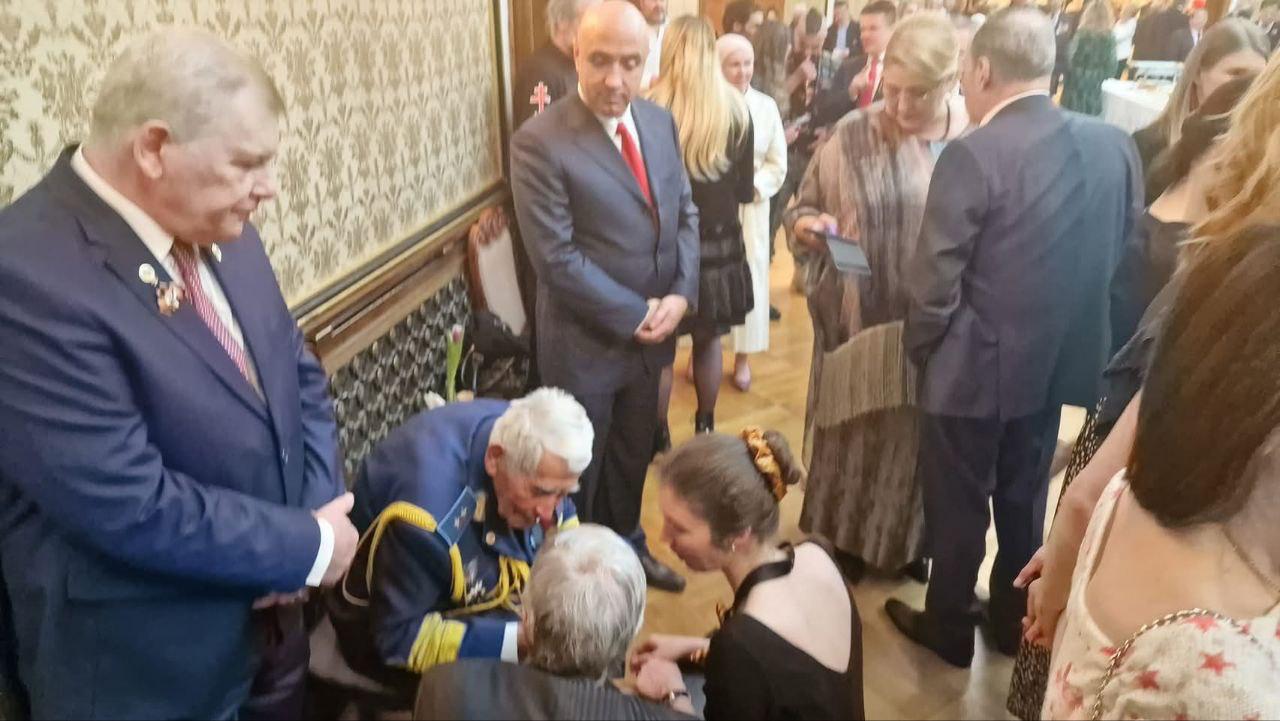 FOTO Românii acuzați de trădare, fotografiați la o recepție la ambasada ...