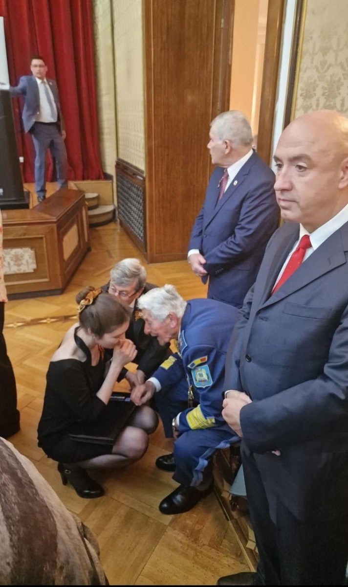 FOTO Românii acuzați de trădare, fotografiați la o recepție la ambasada ...