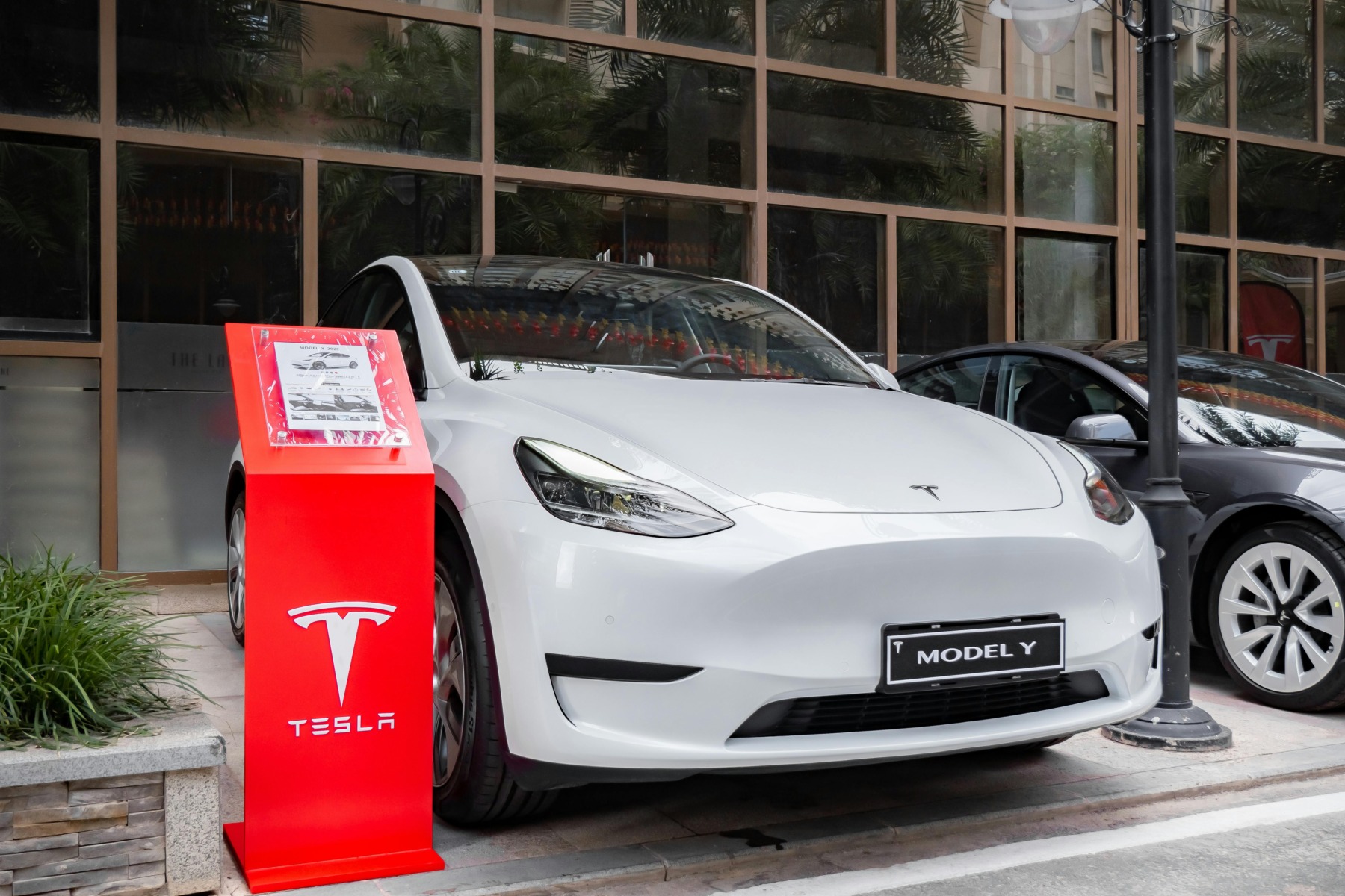 Tesla va produce în Shanghai o versiune mai ieftină a Model Y, cel mai ...