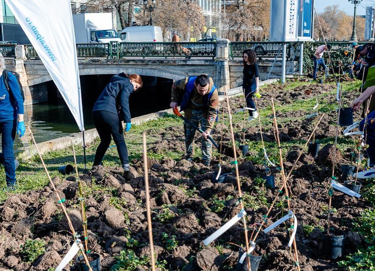Nicuşor Dan: Angajaţii ALPAB au strâns deşeuri şi au plantat peste 2. ...