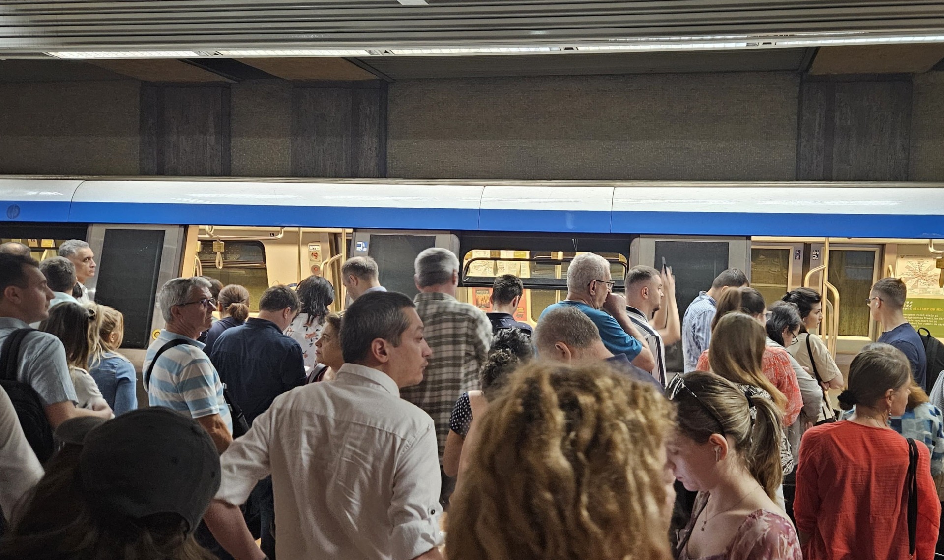 Aglomerație la oră de vârf în stația de metrou Constantin Brâncoveanu ...