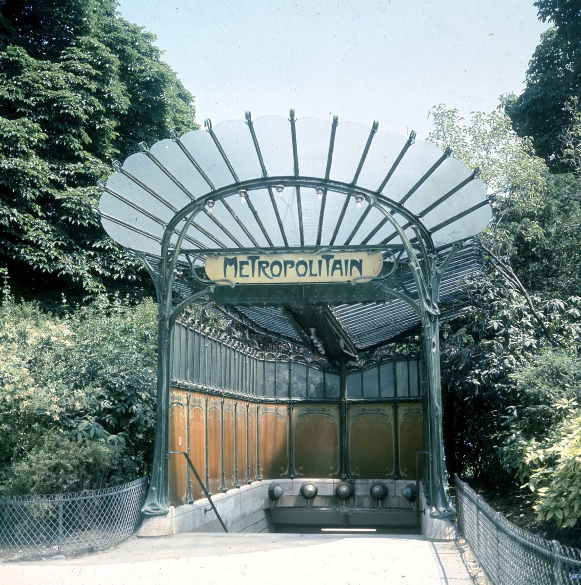 Arhitectul Hector Guimard, creatorul intrărilor Art Nouveau de la ...