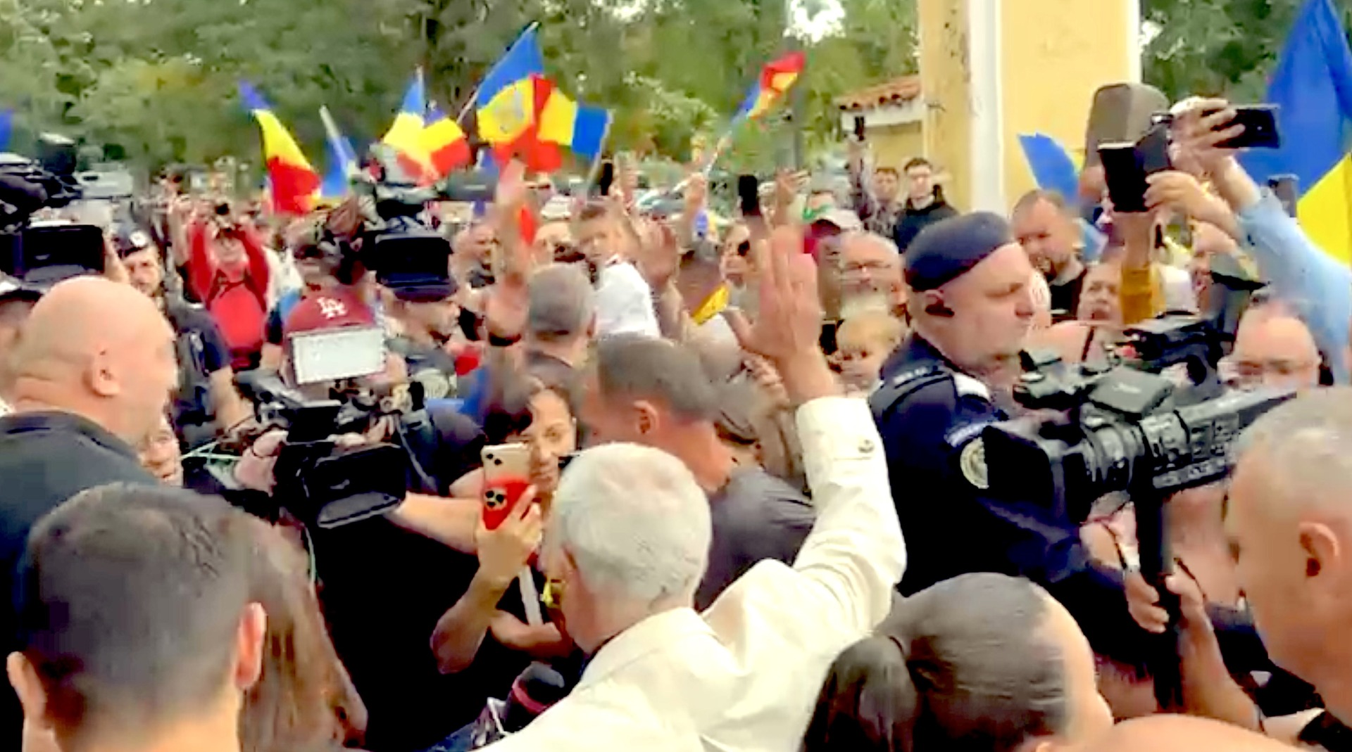 Unul dintre simpatizanții lui Călin Georgescu care protesta față de ...
