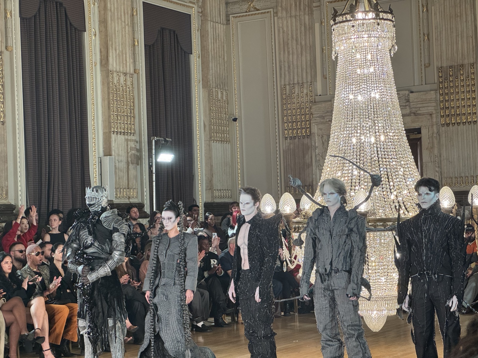EXCLUSIV Armuri medievale și fantome couture: Jean Louie Castillo ...