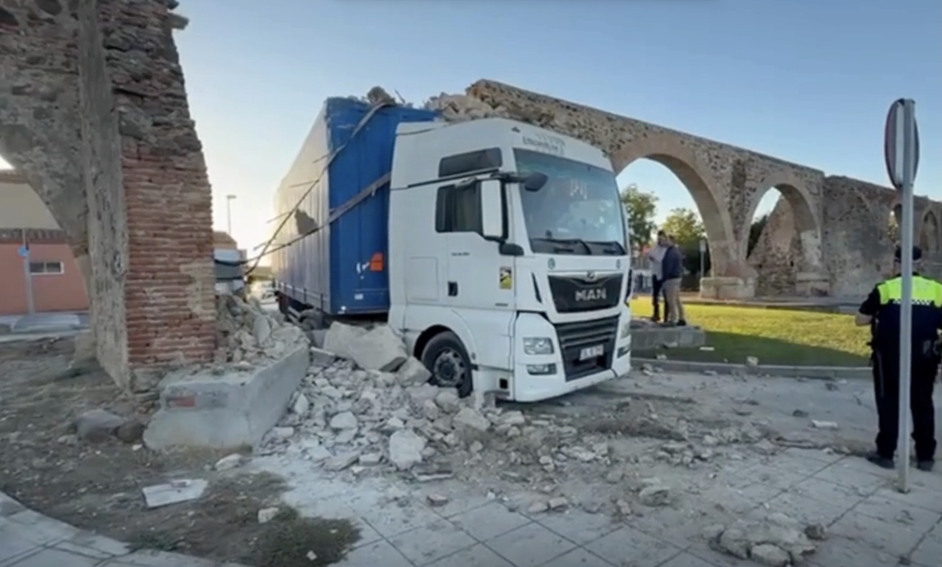 Un camion românesc dărâmă arcada unui apeduct spaniol, construit în ...